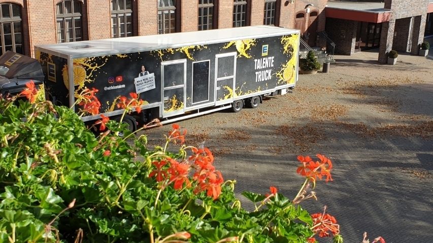 EDEKA Talente-Truck auf dem Schulhof der Europaschule "Am Gröpertor ...